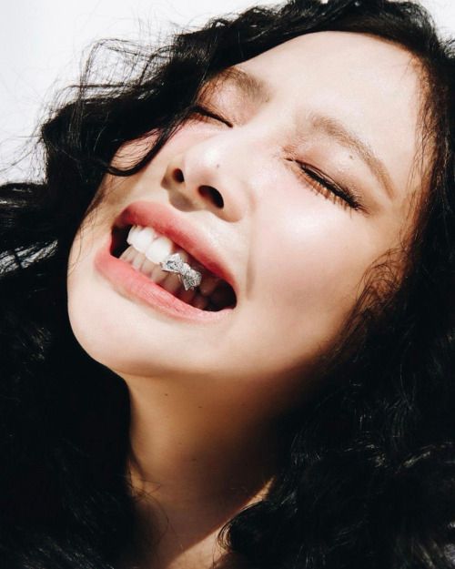แบรนด์เครื่องประดับฟันสุด Swag ที่ออกแบบ Grillz มันๆ ตั้งแต่ฟันติดโบว์ ...