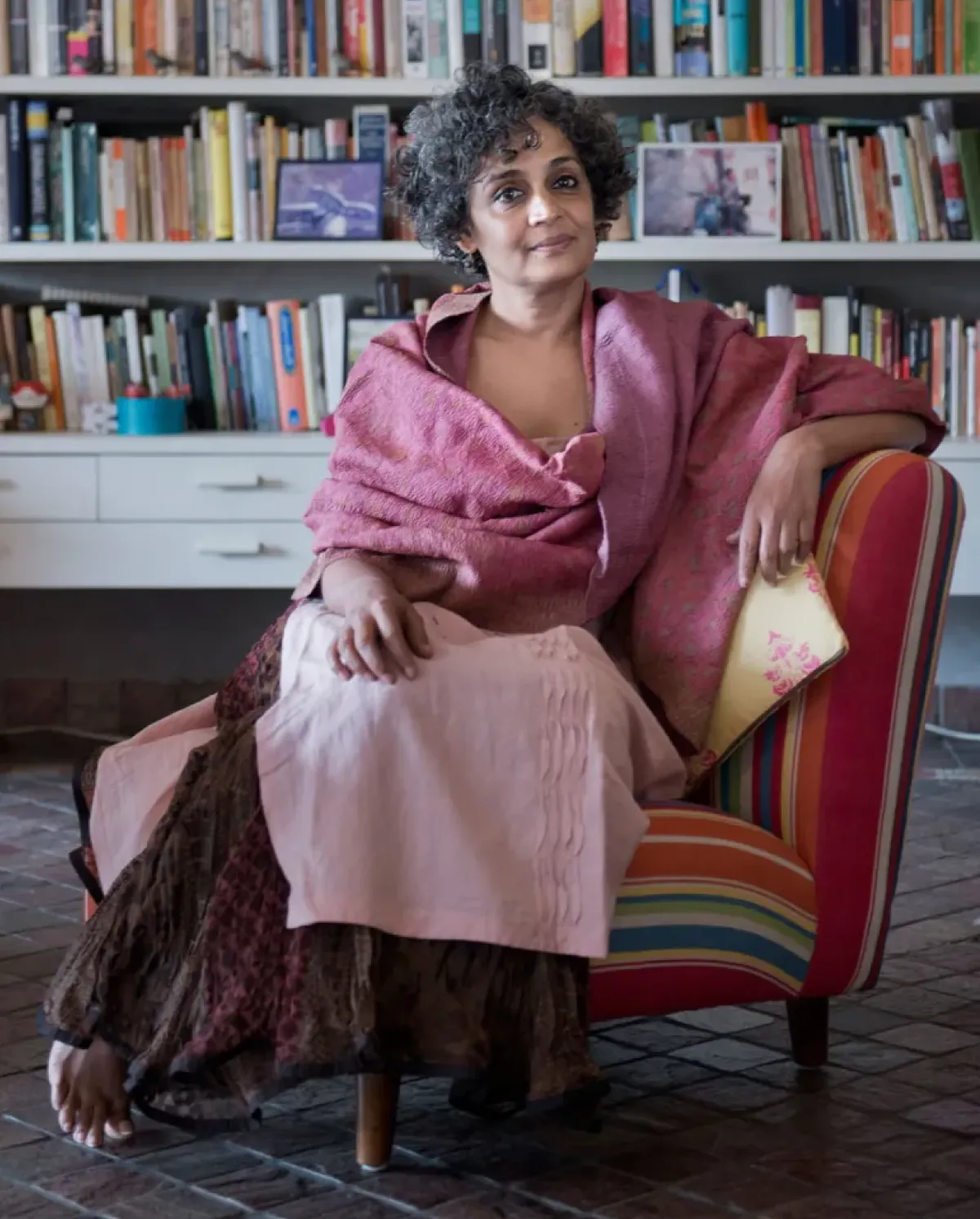 Arundhati Roy นักเขียนชาวอินเดียผู้นิยามตัวเองเป็น เฟมินิสต์โดยธรรมชาติ
