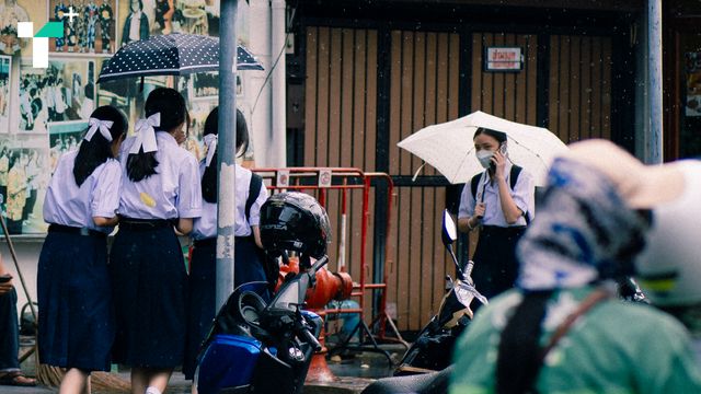 ฉากชีวิตนักเรียนไทยในฤดูฝน เมื่อ ‘ฝน’ ไม่ใช่ความซวย แต่เป็นปัญหาสาธารณะ ...