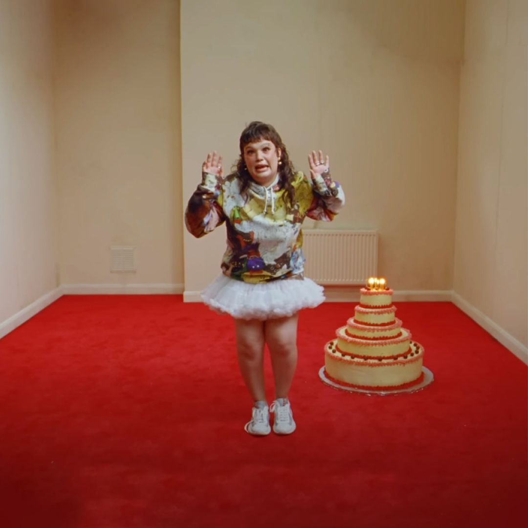 Messy เพลงฮิตจาก Lola Young ที่สะท้อนว่าคนเราเบื่อกับ ‘ความคาดหวัง’ กัน ...