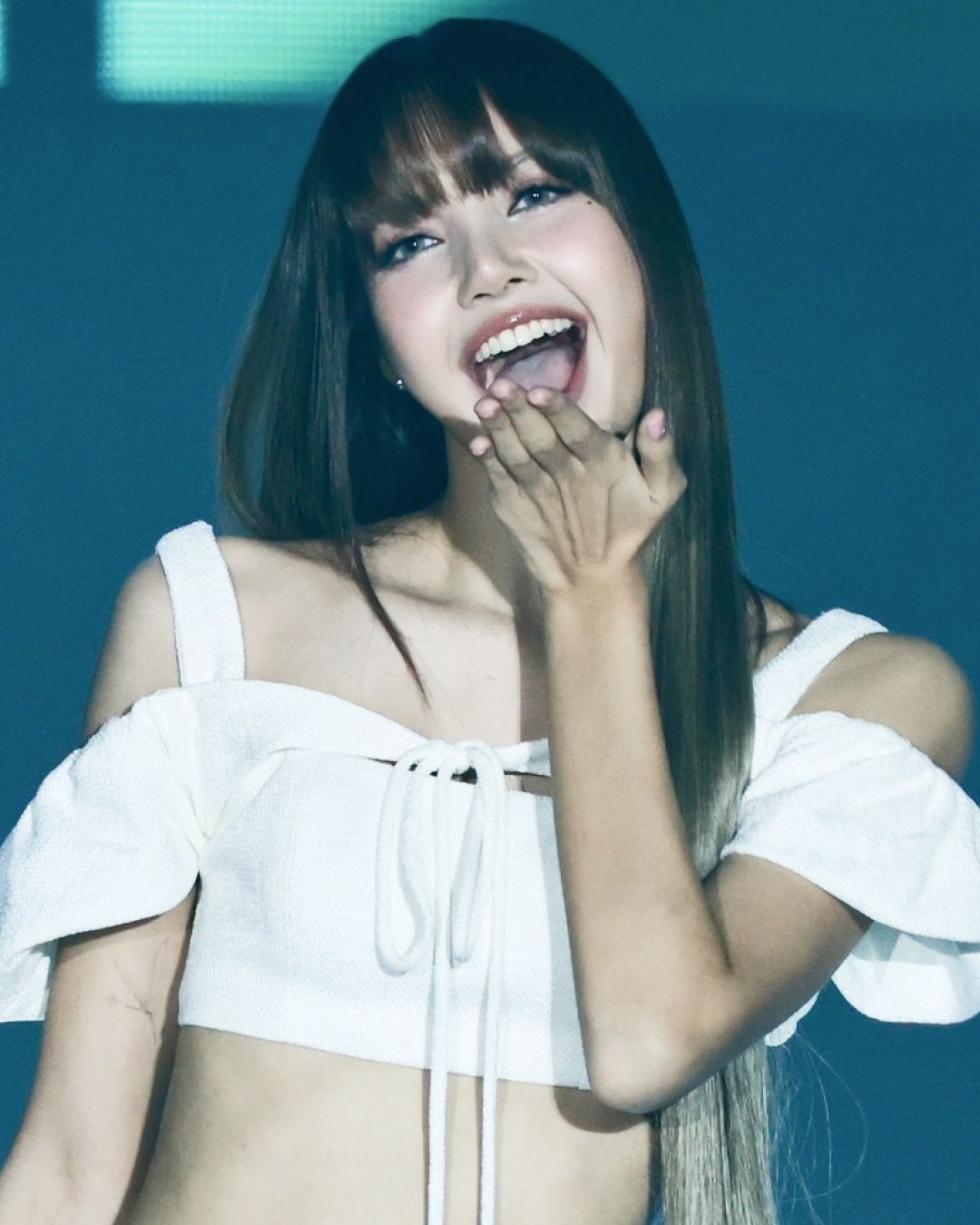LISA ผู้แทนตัวเองเป็น Boss Lady และใช้รอยยิ้มที่มั่นใจจากข้างใน ส่งต่อ ...