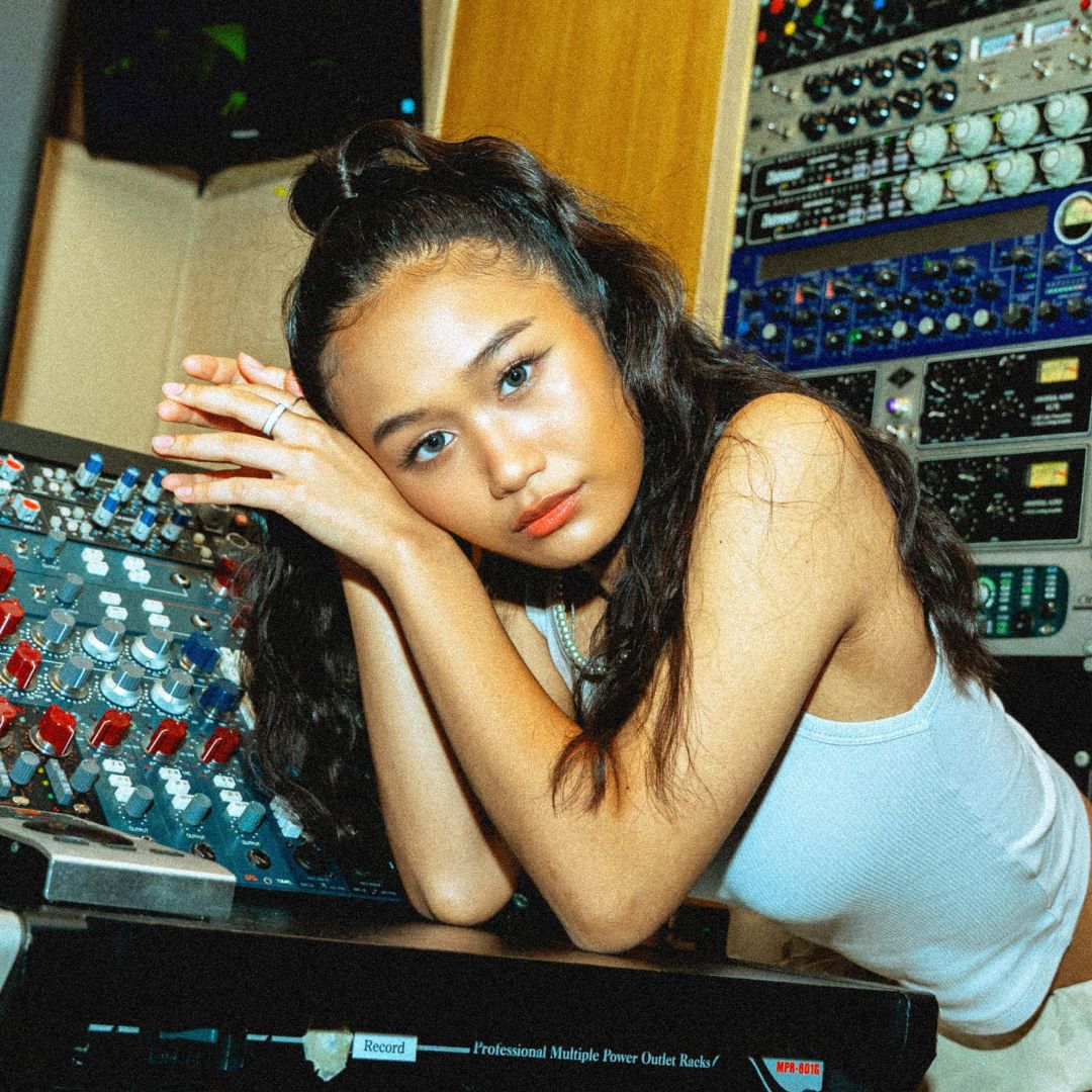 ชีวิตที่เคยเจ็บปวดจากคนรอบตัวของ ‘GALCHANIE’ ศิลปินหญิงค่าย YUPP! ที่ ...